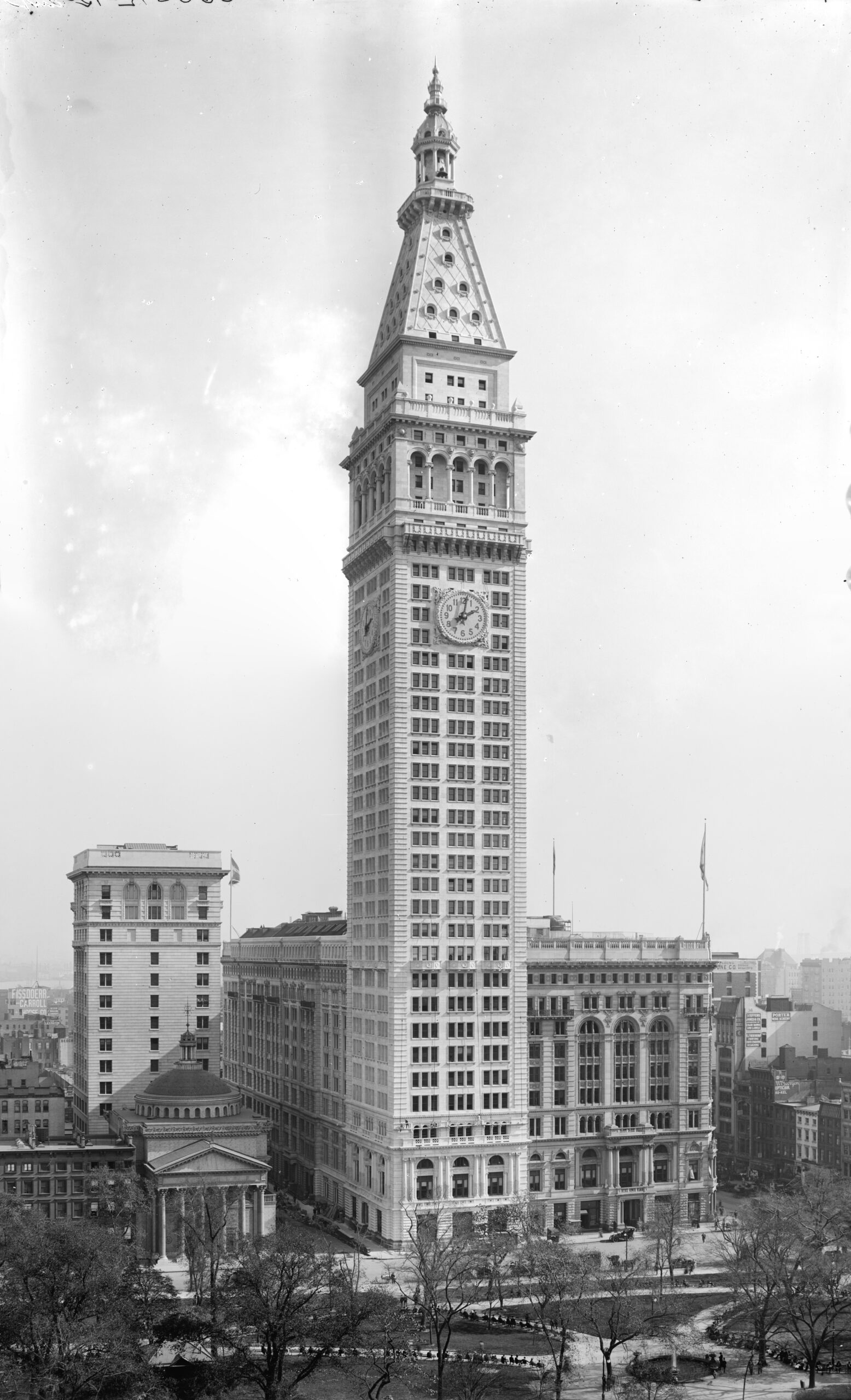 Der Metropolitan Life Insurance Tower, mit Ziffernblättern größer als ...